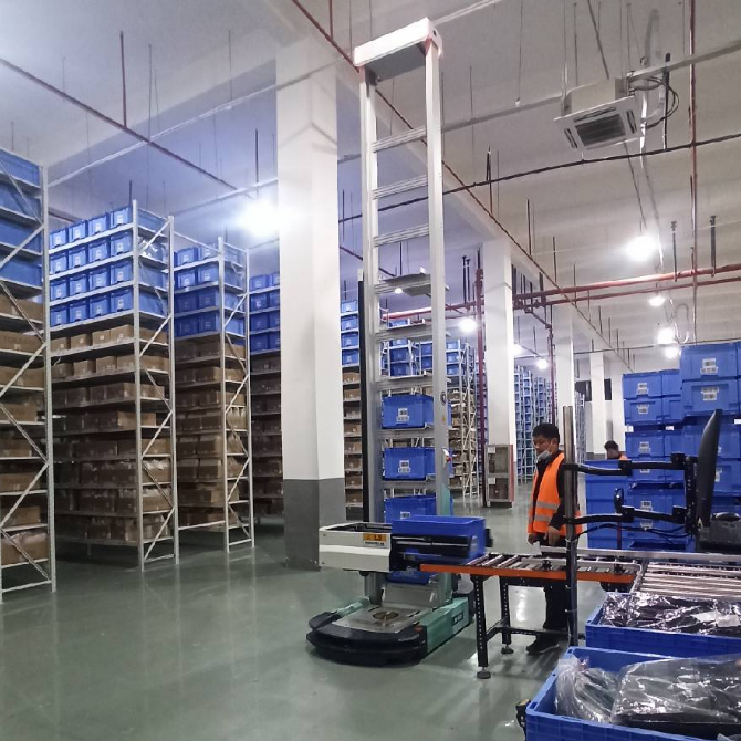 TOLEAD Logistics Company Clothing Warehouse | Hai Robotics